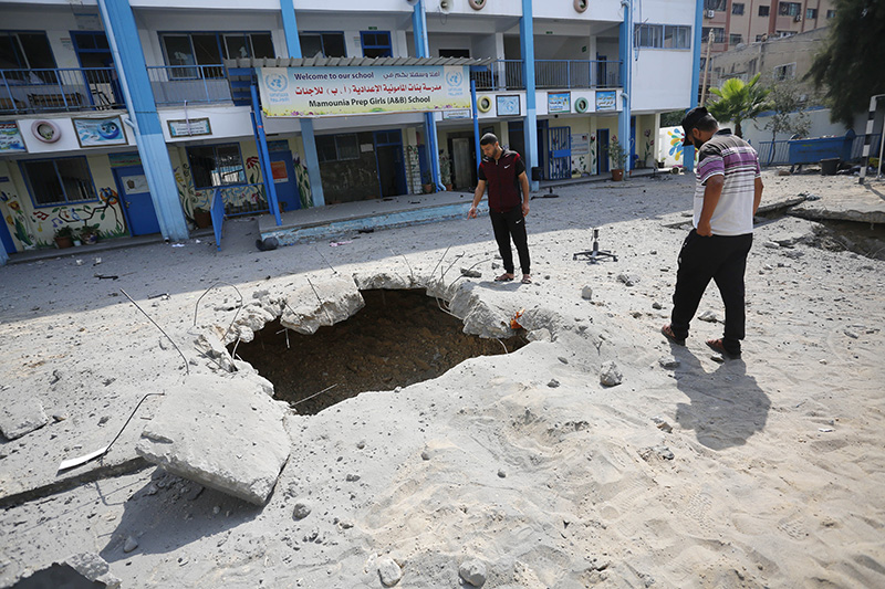Una de las escuelas de UNRWA que acoge a familias desplazadas en Gaza ha sido alcanzada por un ...
