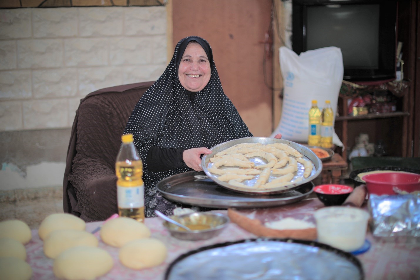 Una simple cesta de alimentos, una celebración para muchas familias ...